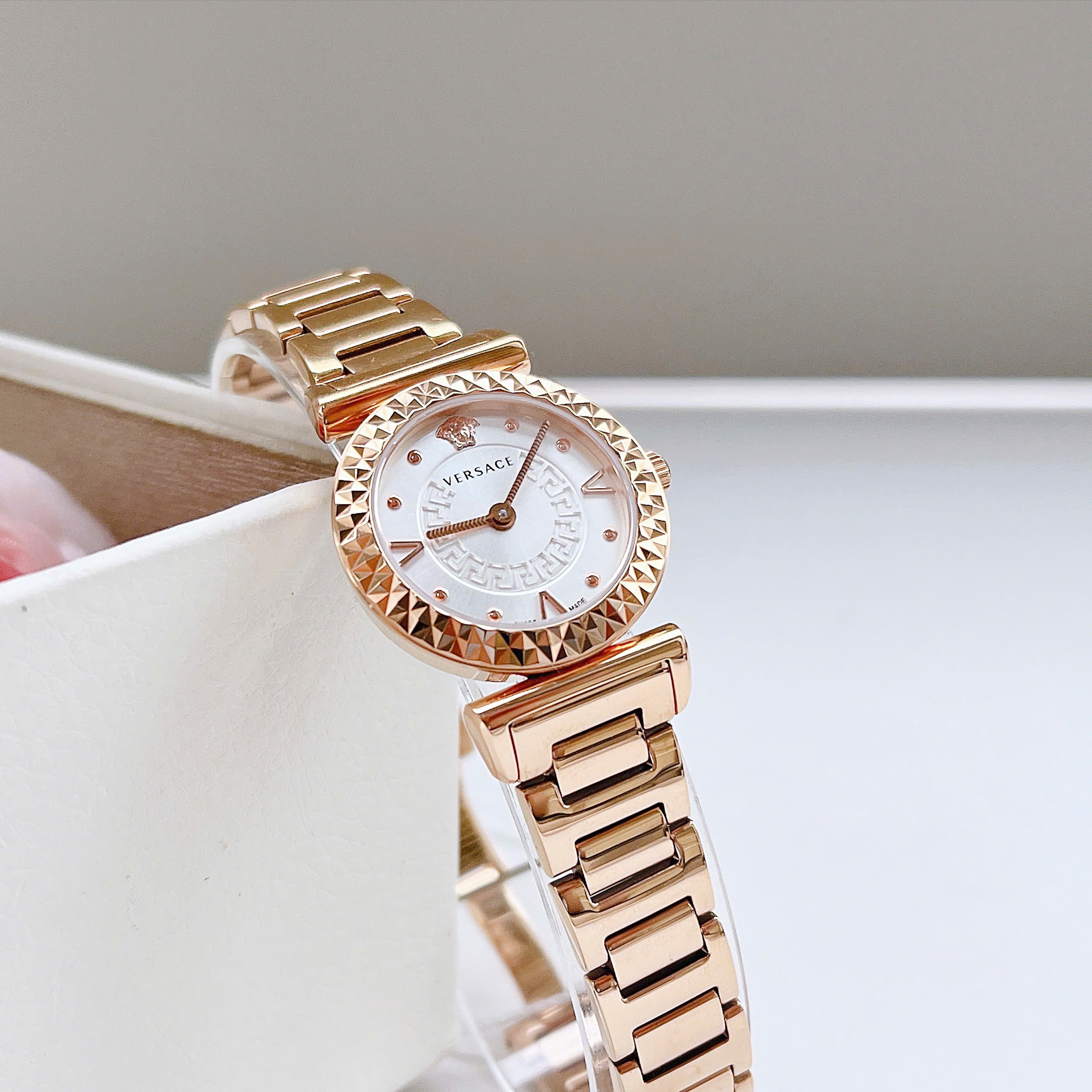 Đồng Hồ Versace Mini Vanity Màu Mới – Thiết Kế Nhẹ Nhàng, Sang Trọng Chuẩn Swiss Made